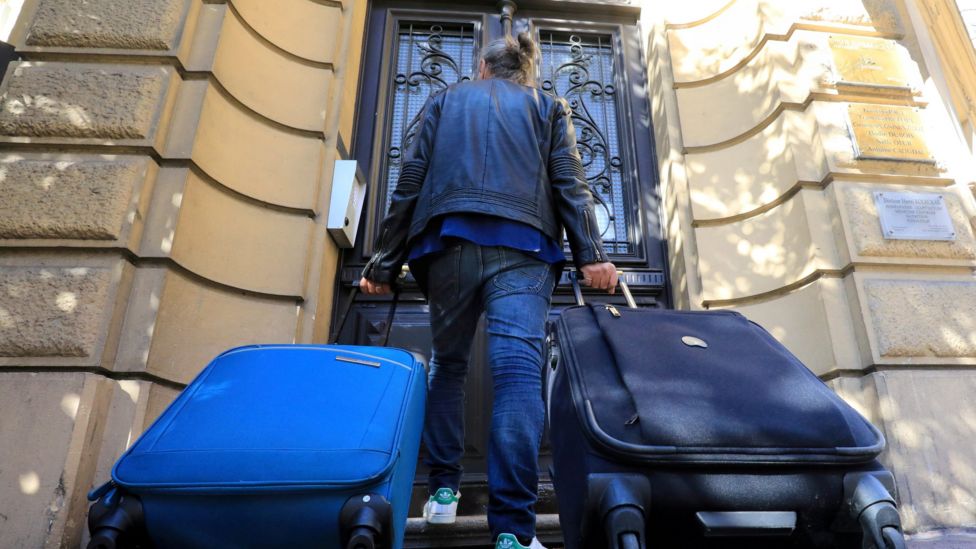 Edinburgh council agrees powers to regulate short-term lets - BBC News