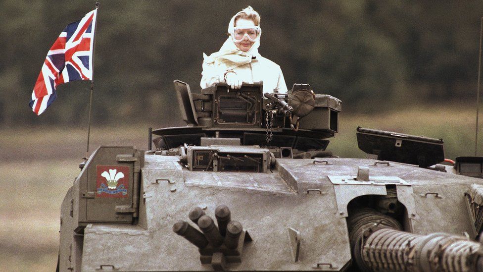 In Pictures: Thatcher's most iconic outfits - BBC News