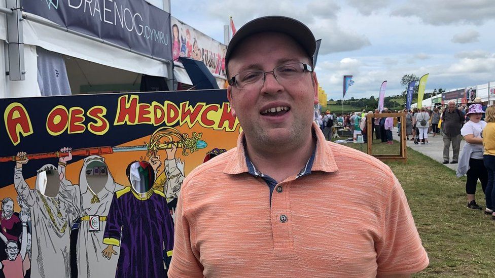 Adroddiad: 'Angen trefnu mwy o eisteddfodau lleol' - BBC Cymru Fyw