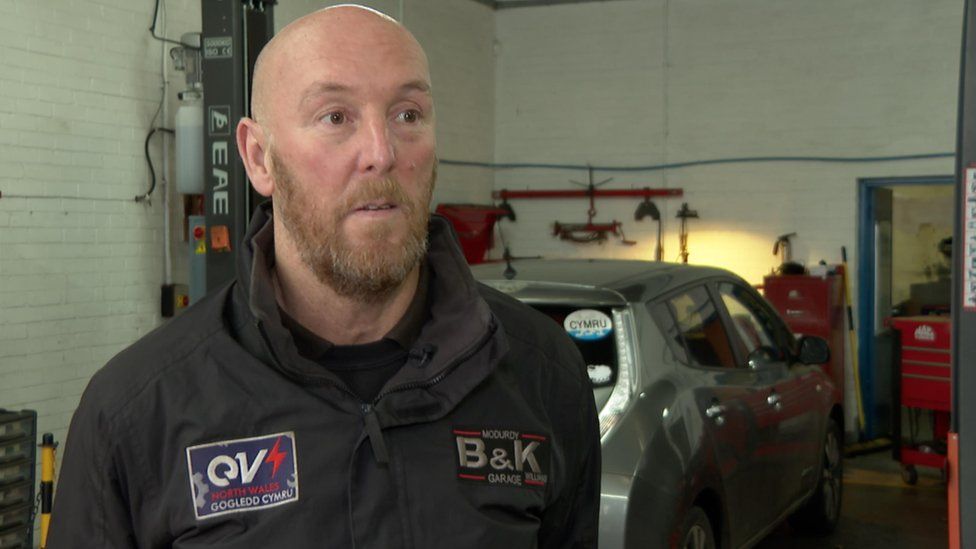 2023 yn 'waeth i bobl a busnesau na'r pandemig' - BBC Cymru Fyw