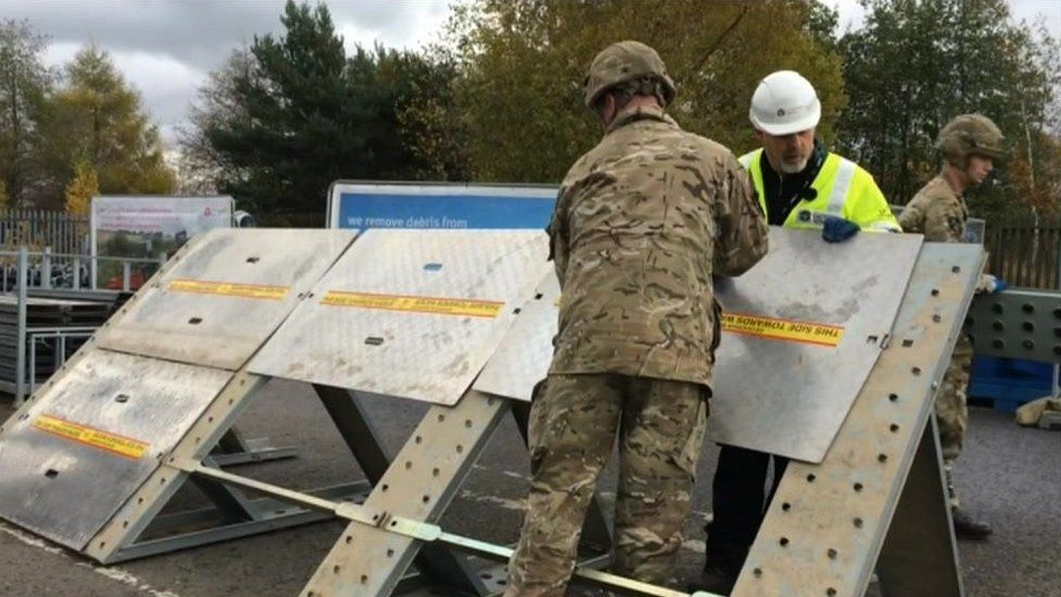UK Floods: Soldiers learn to assemble new flood defences - BBC News