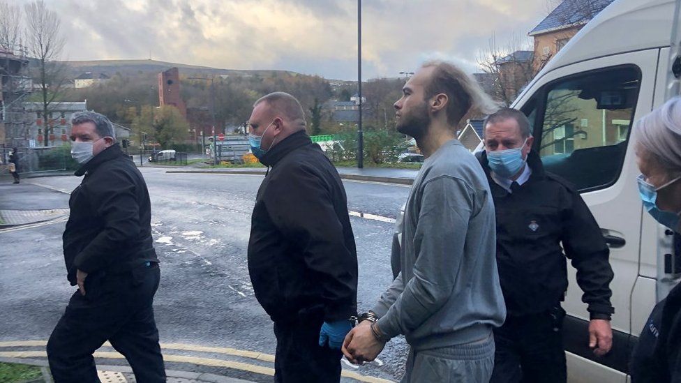 Dyn wedi'i gyhuddo o lofruddio dynes, 65, ger Pontypridd - BBC Cymru Fyw