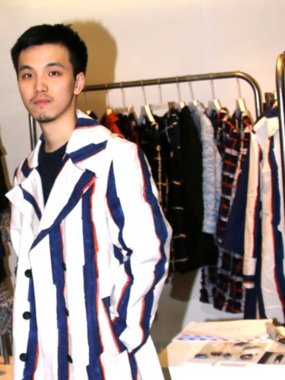 In pictures: Behind the scenes at London Fashion Week - BBC News