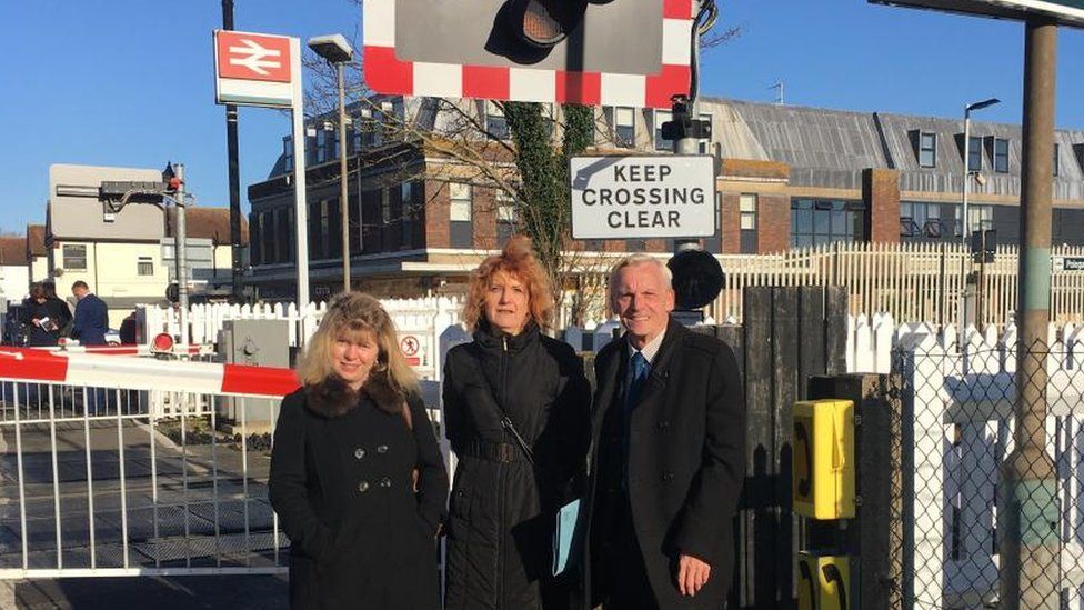 Network Rail reviews Polegate level crossing after woman hit - BBC News