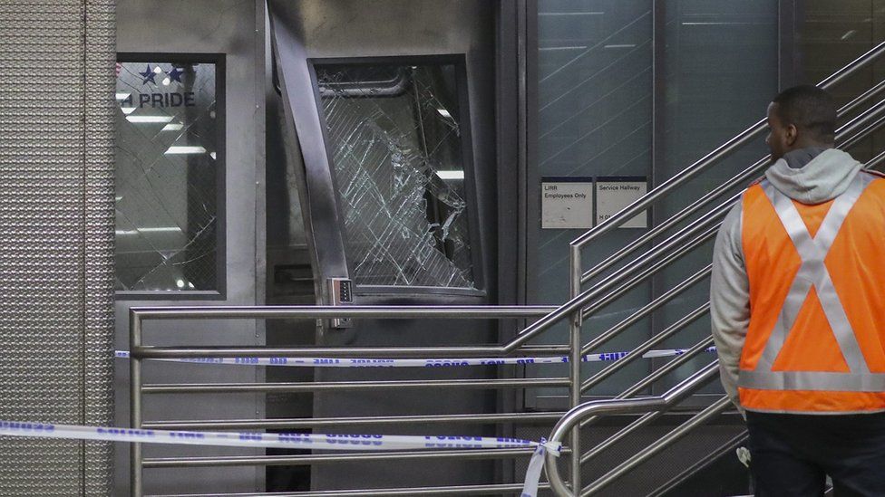 New York train crash: Dozens injured in derailment - BBC News