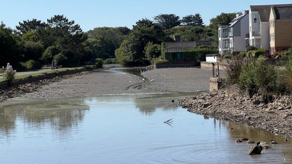 The Cornish town with climate change on its doorstep - BBC News