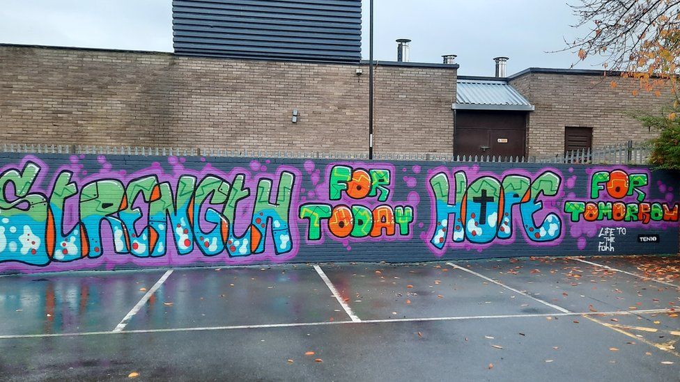 Washington wall spells out youngsters' message of hope - BBC News