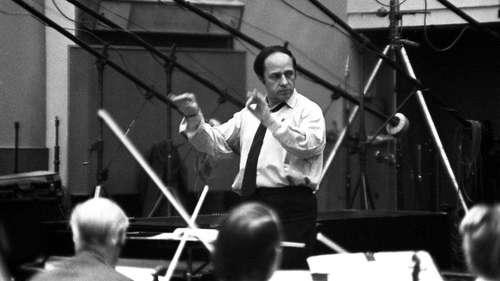 Composer Pierre Boulez dies at 90 - BBC News