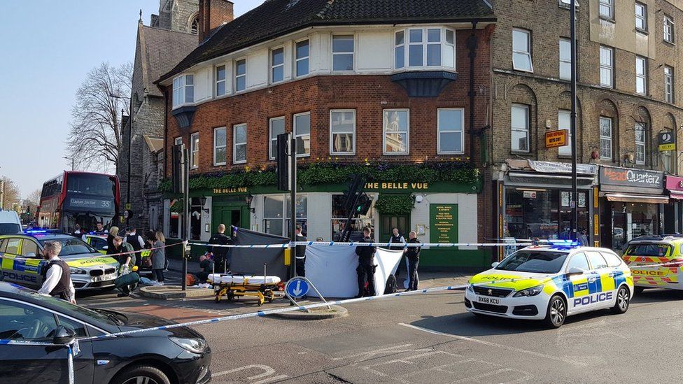 Clapham Common stabbing: Man killed outside Tube station - BBC News