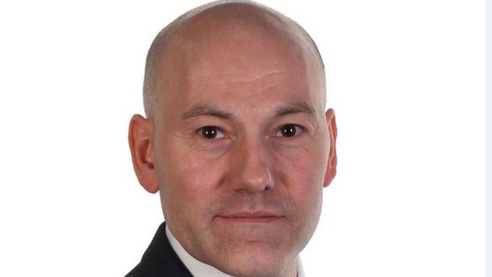 Cheshire East's suspended chief executive Mike Suarez resigns - BBC News