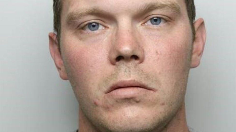 Jonathan Plummer: PCSO jailed over indecent images of children - BBC News