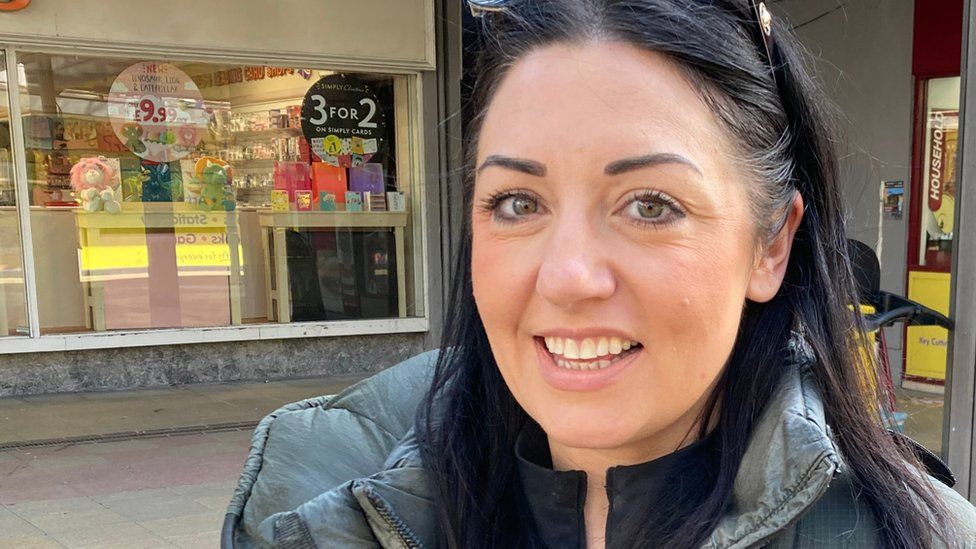 Milton Keynes Hospital starts food exchange for struggling staff - BBC News