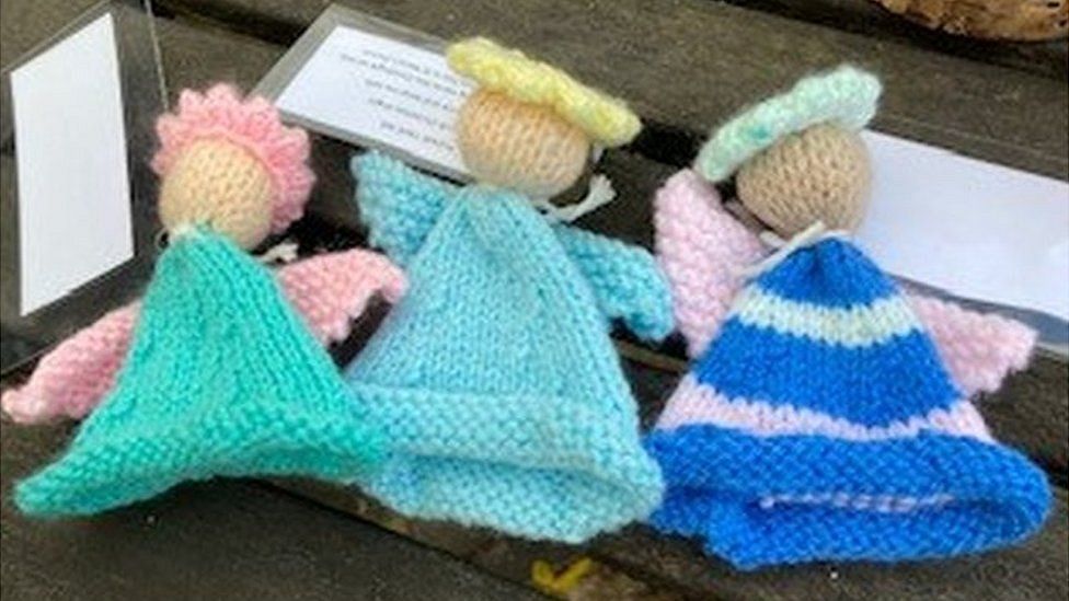 Knitted Christmas angels hidden in Sturminster Newton - BBC News