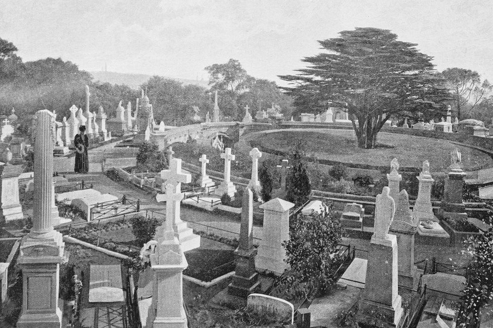 Finding the plot: England's tombstone tourists - BBC News