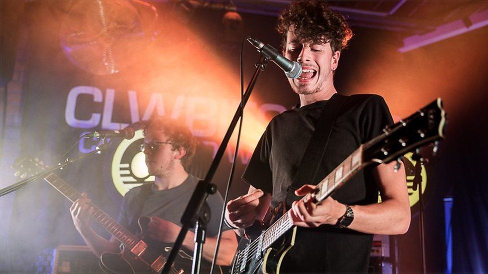 Plant y fflam - BBC Cymru Fyw