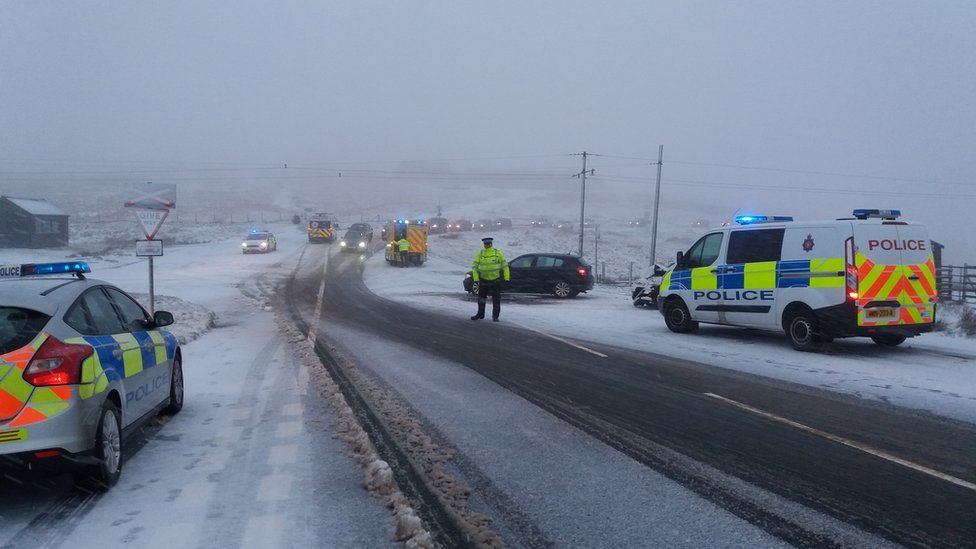Car crashes on Mountain Road in rush-hour snowfall - BBC News