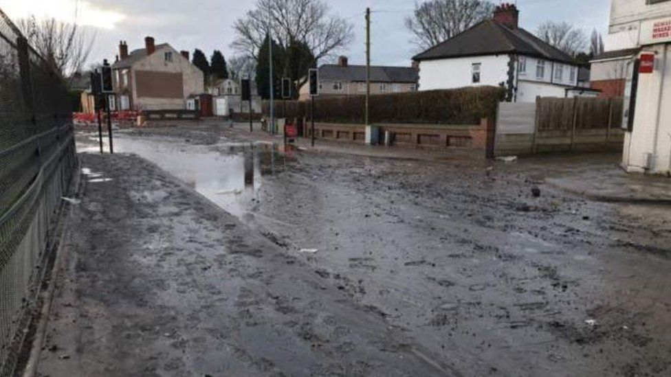 Tipton flooding: Burst water main 'in exactly same spot' - BBC News