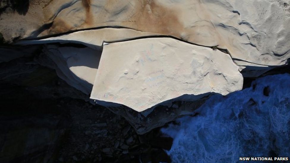 Popular Sydney rock formation 'could collapse at any time' - BBC News