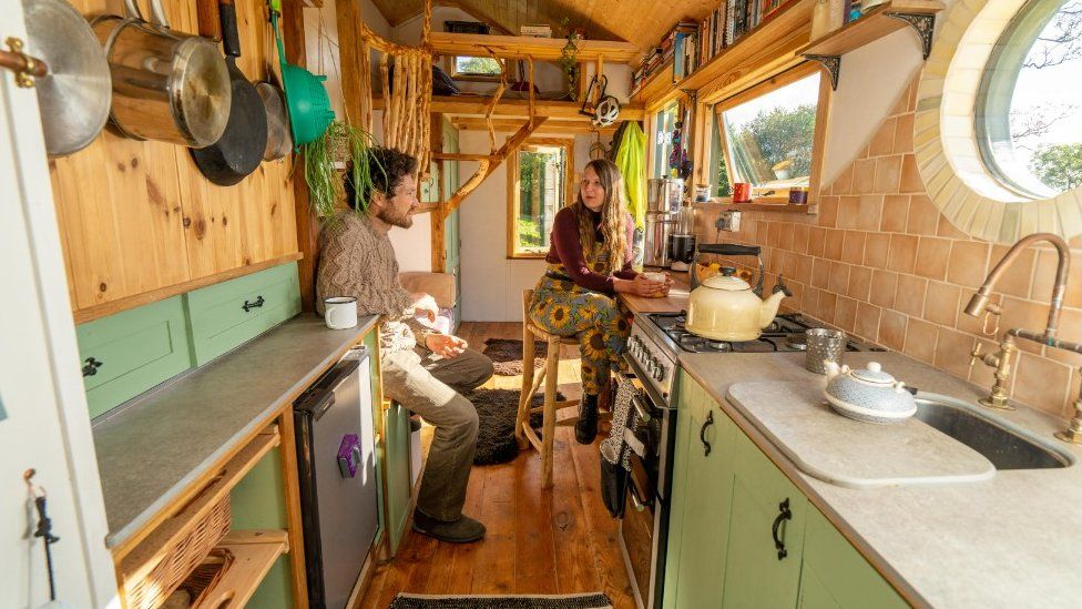 Tiny homes: Off-grid living allowed couple to take risks - BBC News