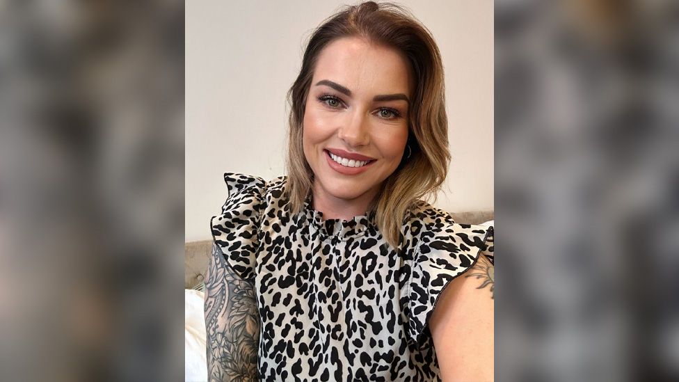 Apostle Accounting: Hundreds face tax demands in rebate scandal - BBC News