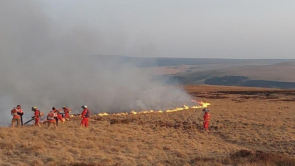 Marsden Moor: Fire crews tackle moorland blaze - BBC News