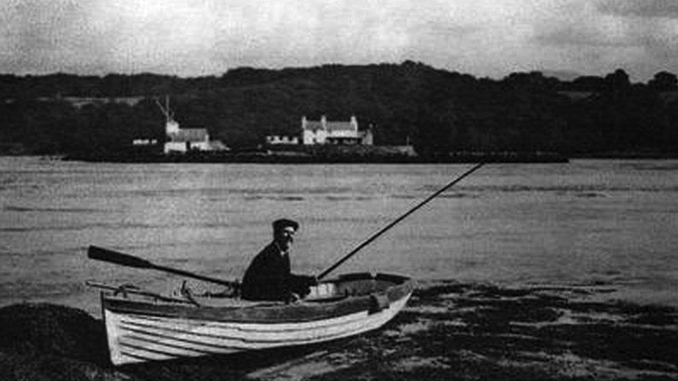 Pont y Borth: 'Gyr y byd ei gerbydau drosti' - BBC Cymru Fyw