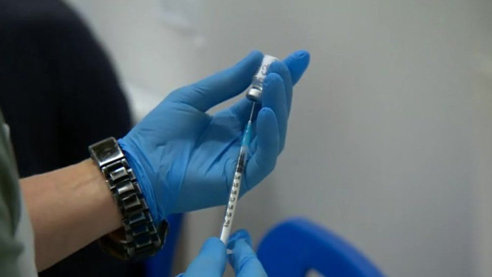 Omicron: Pop-up vaccination sites open in Lincoln - BBC News