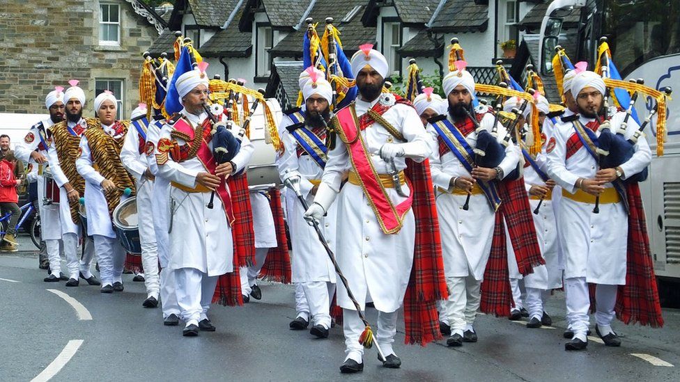 Malaysian pipe band to visit Highland Perthshire - BBC News