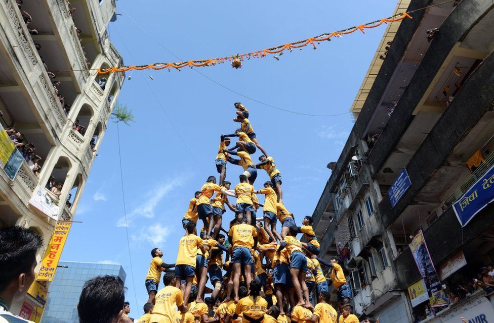 India court bans children from human pyramid festival - BBC News