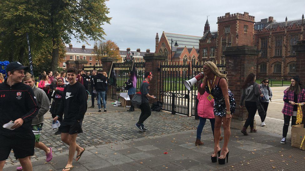 Freshers' Week 2017: Freshers praise Belfast universities - BBC News
