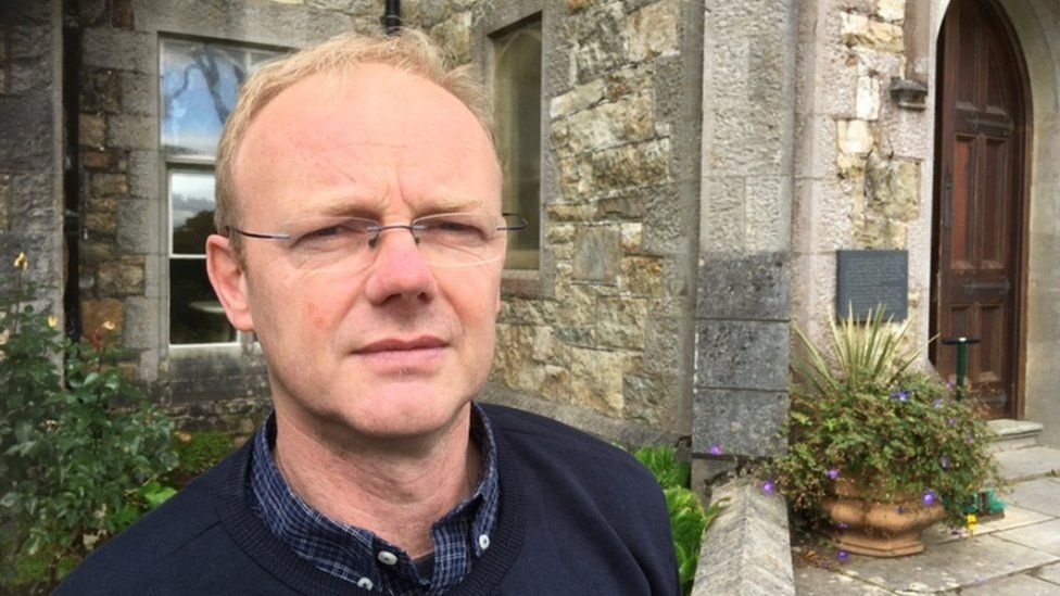 Banc Lloyds yn 'sarhaus' am wrthod siec Gymraeg - BBC Cymru Fyw