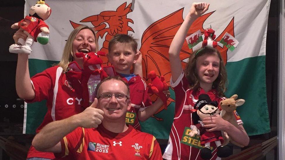 In pictures: Wales' finest fans - BBC News