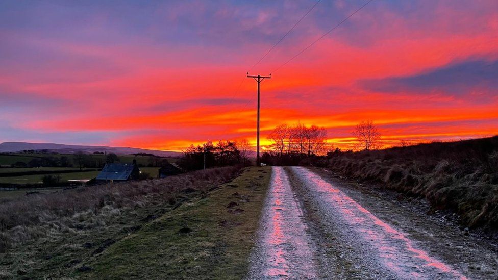 Stunning sunrise skies captured across England - BBC Weather