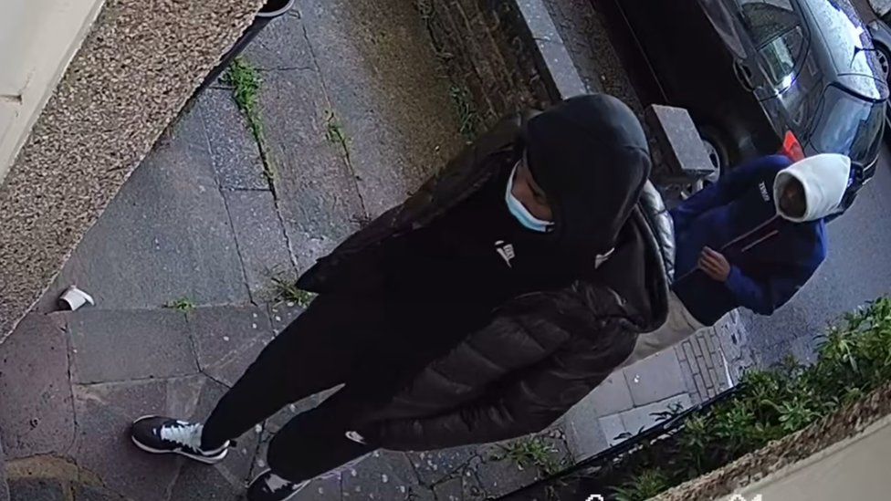 Wandsworth: Men sought over knifepoint robbery attempt - BBC News