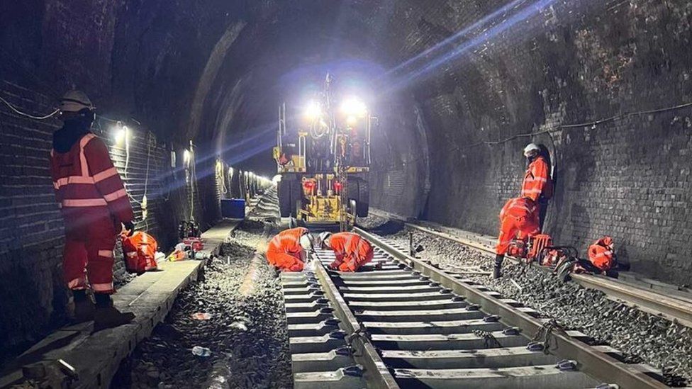 South East rail disruption over Easter holiday weekend - BBC News