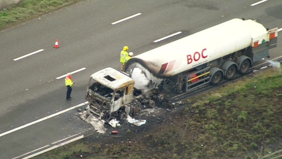 Lorry tanker fire on M4 causes long delays - BBC News