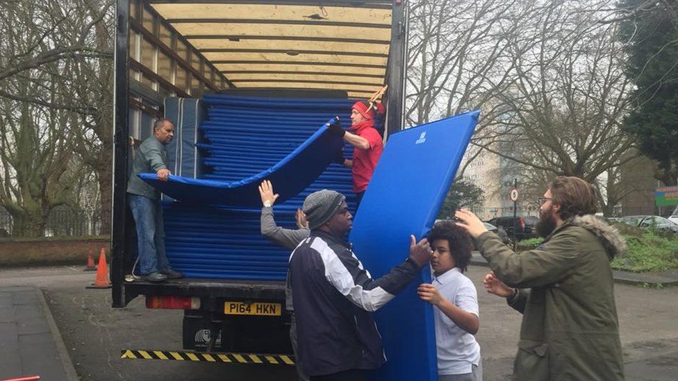 Volunteers open festive homeless shelter in Birmingham - BBC News