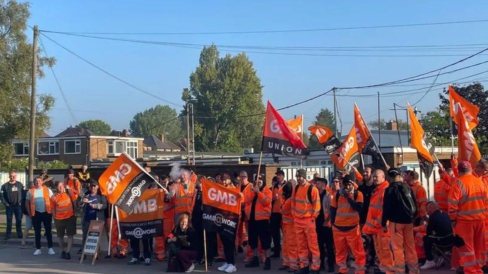 Solihull bin strikes suspended as workers accept pay offer - BBC News