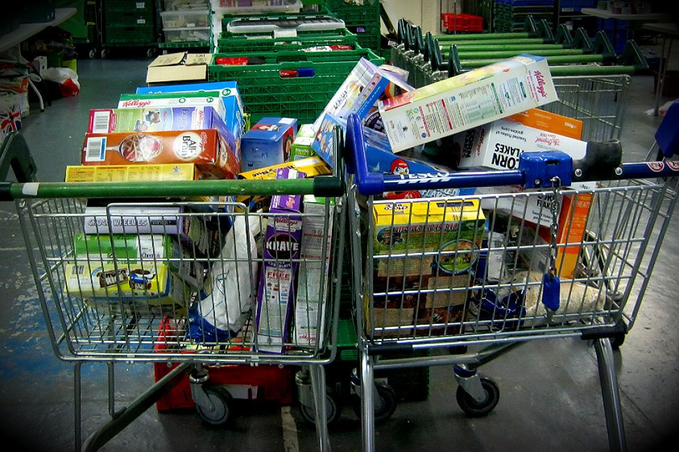 Banking on a Christmas meal: Behind the scenes at a food bank - BBC News