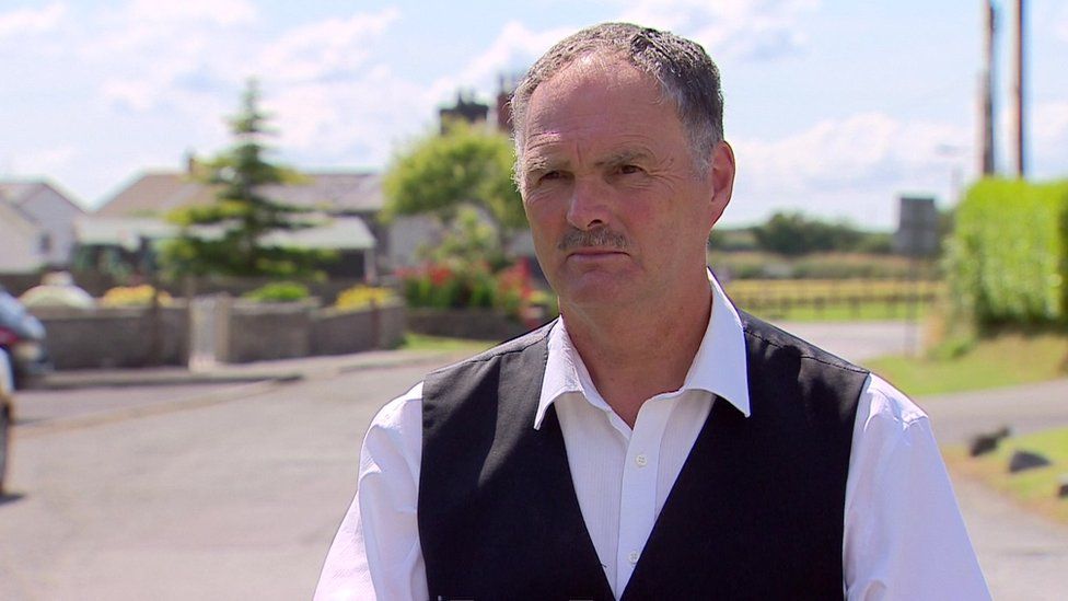 Bachgen tair oed wedi marw mewn gwrthdrawiad ar fferm - BBC Cymru Fyw