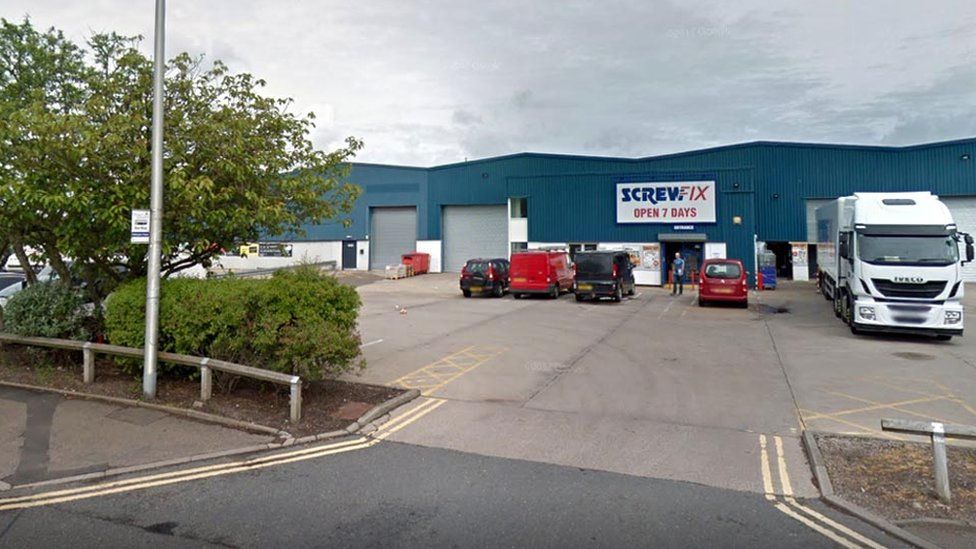 Three arrested after thousands taken in robbery in Aberdeen - BBC News