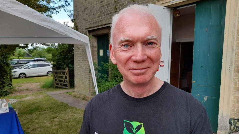 East West Rail: Residents in Great Eversden raise concerns - BBC News