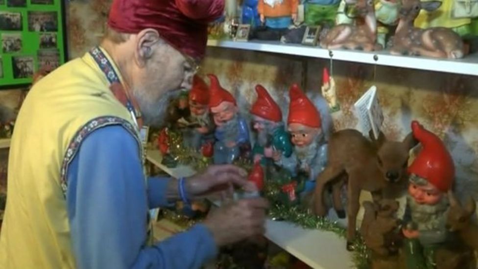 Ron Broomfield's 1,800 gnomes auctioned for charity - BBC News