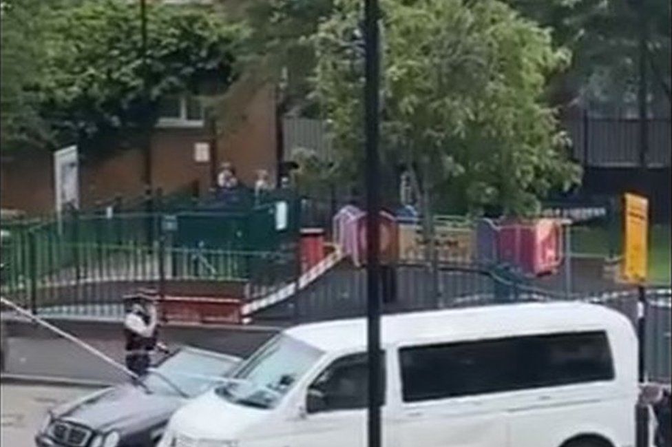 Islington shooting: Man in 20s shot dead - BBC News