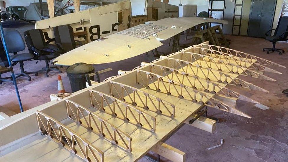 Wings for replica seaplane being made in Cornwall - BBC News