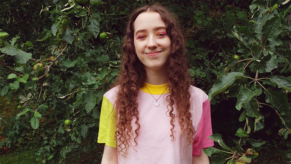 Schitt's Creek 'normalises LGBTQ relationships' - BBC News