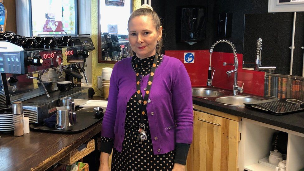 'Cyfnod anodd i fusnesau er gostyngiad chwyddiant' - BBC Cymru Fyw