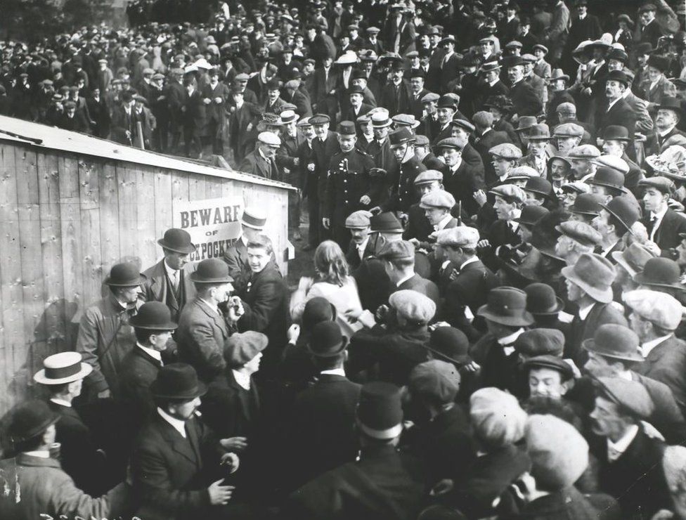 Llanystumdwy 1912: Tynnu gwallt a rhwygo dillad swffragetiaid - BBC ...