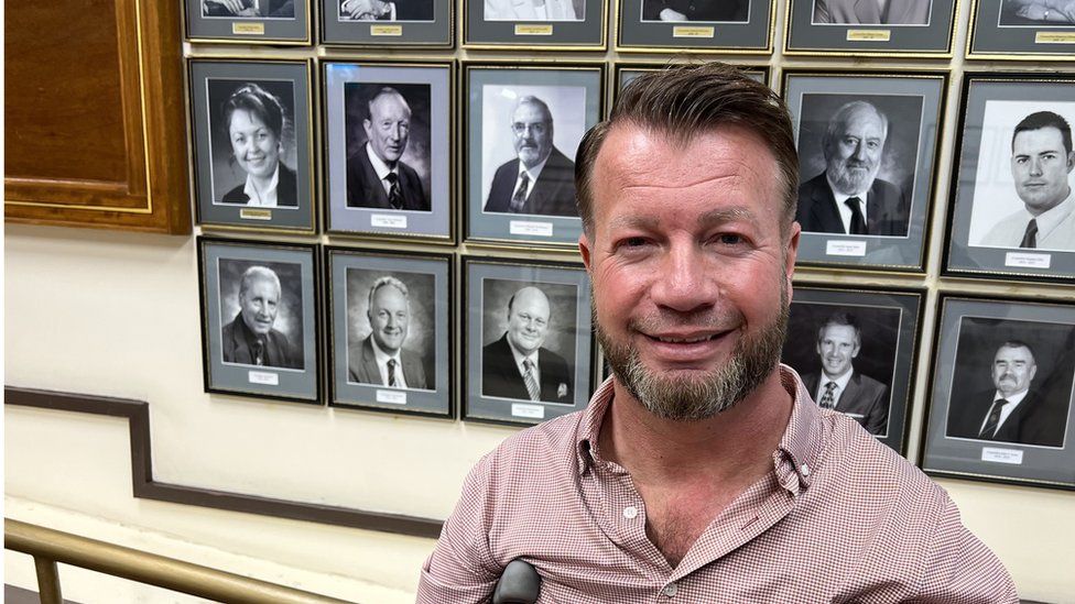 Permission granted for Sir Lee Pearson's riding lesson plan - BBC News