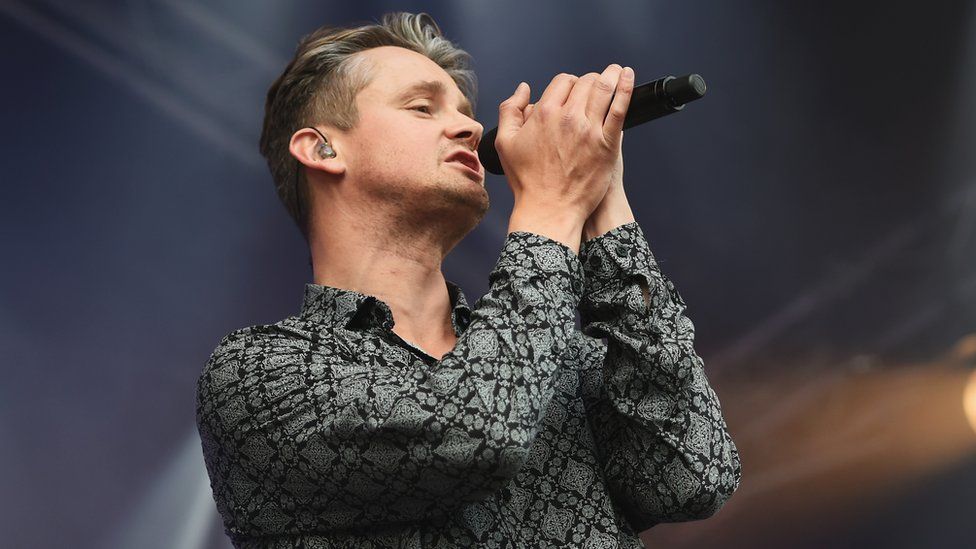 Fame, fortune, fear: Why do pop stars struggle with anxiety? - BBC News